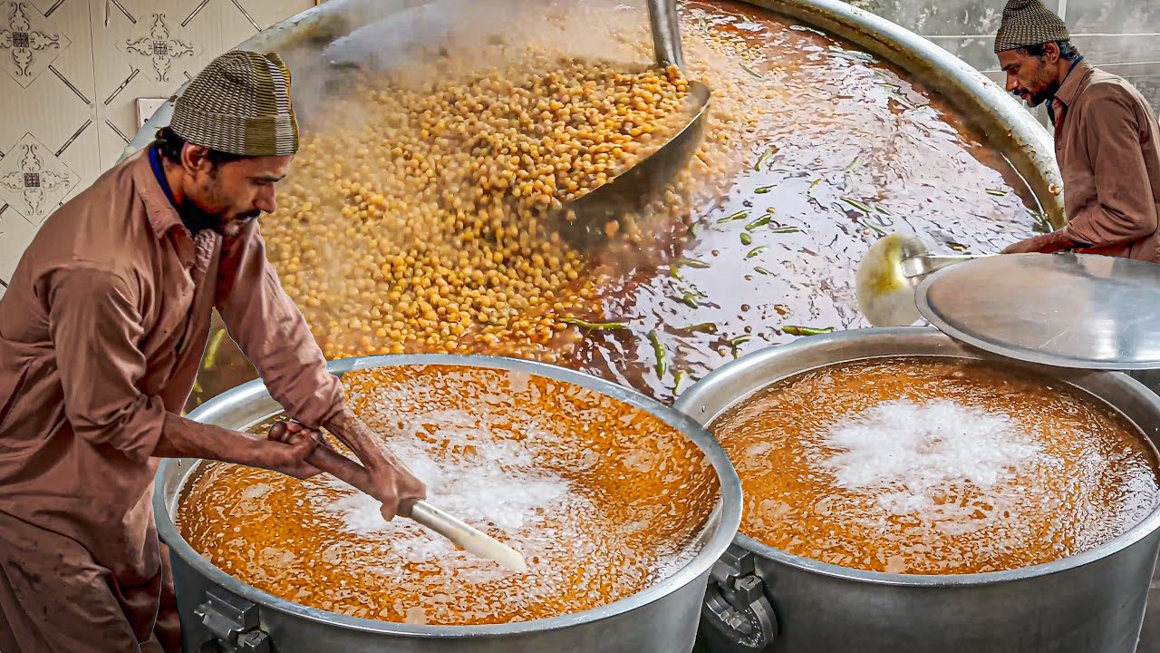 1500 KG GIANT POT of Channay! | Ustad Mota's Famous Lahori Nashta ...