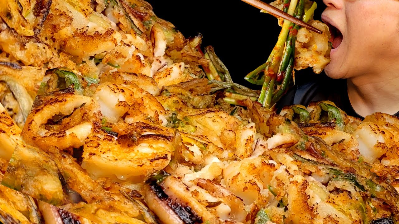 [SUB] 해뜬날 해물파전 막걸리 꿀조합(feat.파김치) Seafood Green Onion Pancake Eating ...