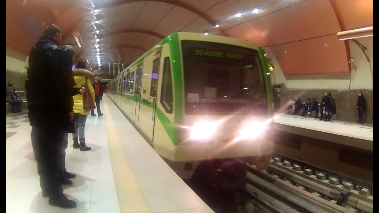 Subway train arrival at station Serdika 2, Sofia ; Метростанция Сердика 2 - простигане на ...