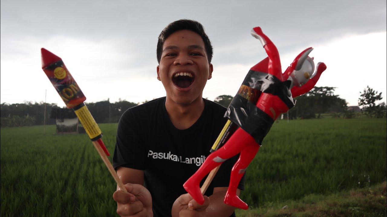 NYUMET MERCON ROKET TERBESAR DENGAN ULTRAMAN MAINAN AUTO TERBANG ...