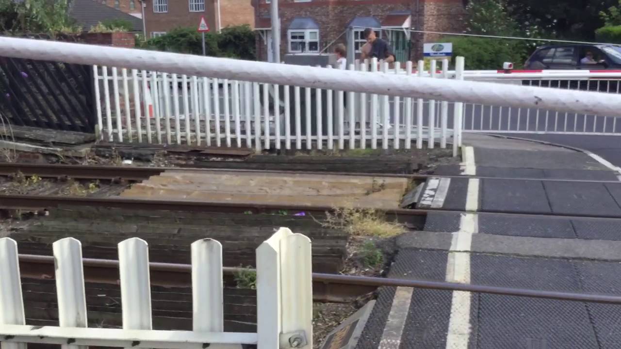 Driffield Station Level Crossing (ER.Yorks) Saturday 06.08.2016 - YouTube