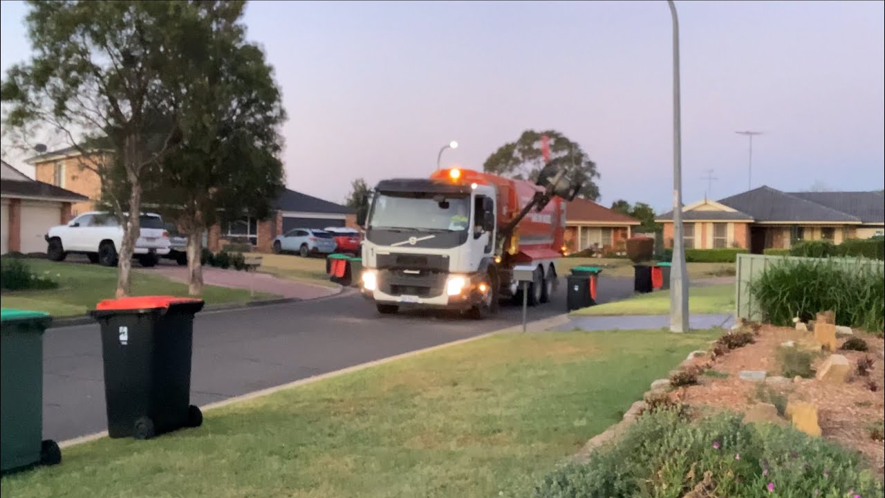 Hawkesbury Garbage - Truck 1 Early Collection - YouTube