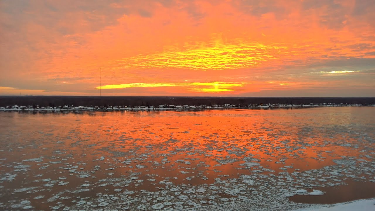 Dazzling sunset over the Niagara River with ice flows - YouTube