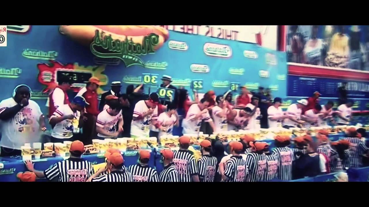 Hot dog eating contest in reverse - YouTube