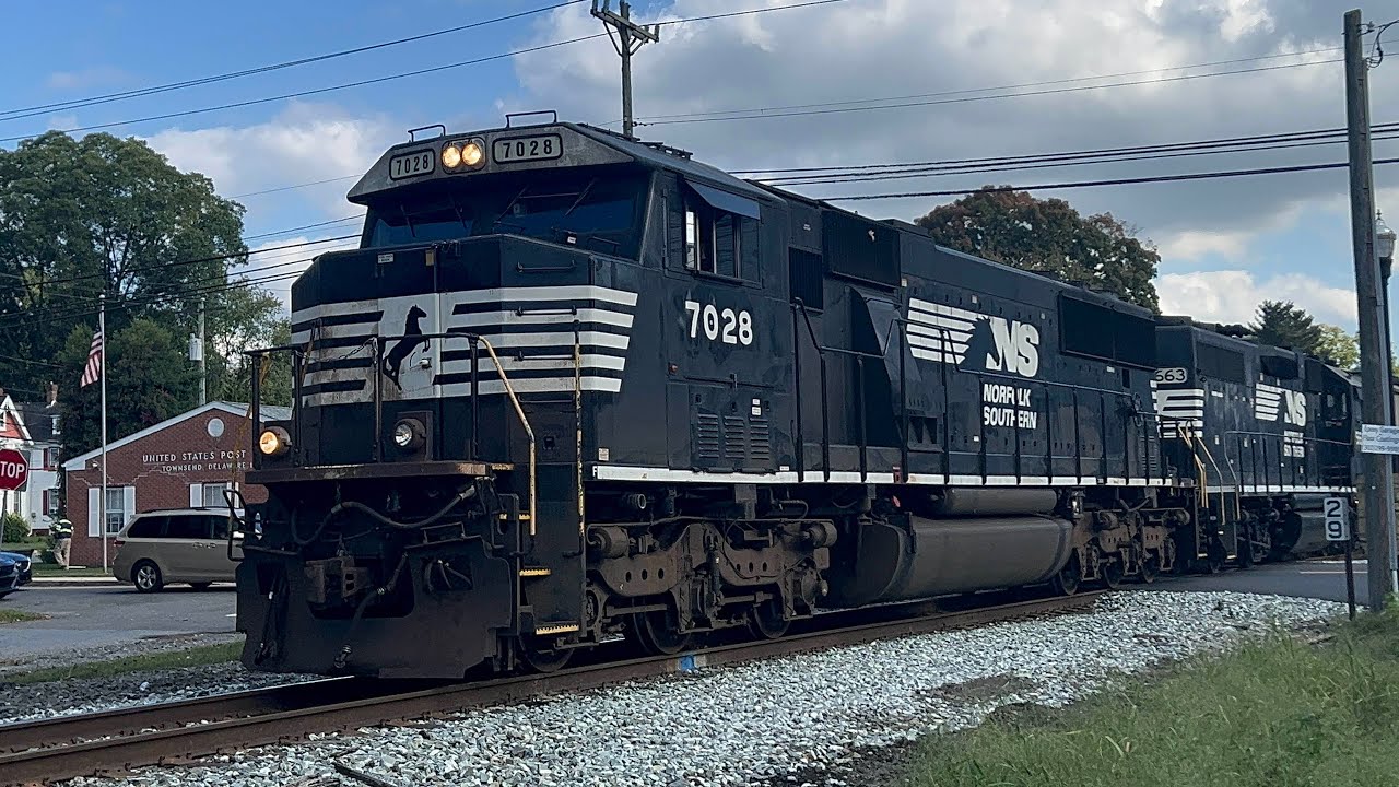 NS K64 with a SD60E and a GP38-2 - YouTube