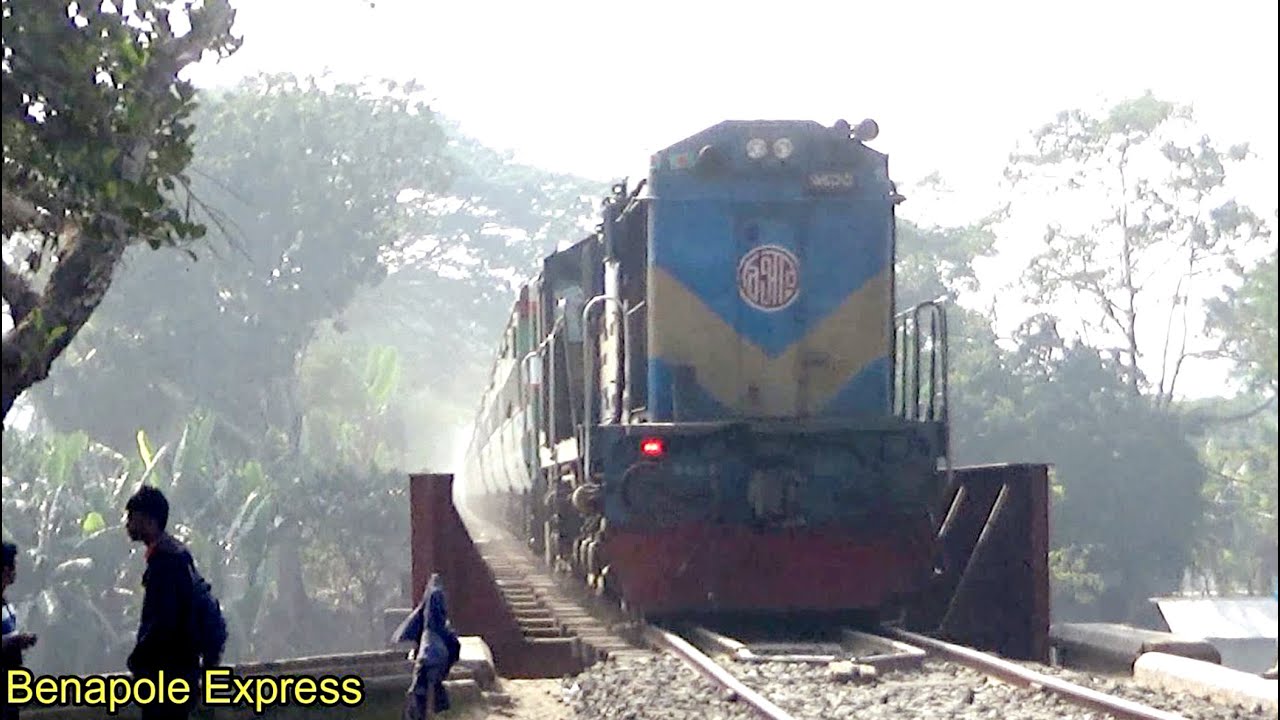 Hauling Benapole Express (বেনাপোল এক্সপ্রেস) Smoothly Passing ...