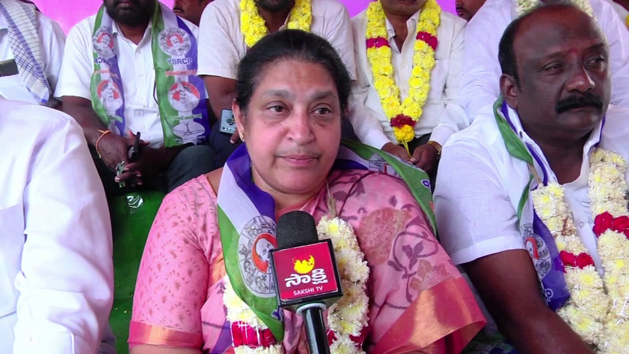 YSRCP MLA Kilari Venkata Rosaiah in relay Deeksha for 3 Executive ...