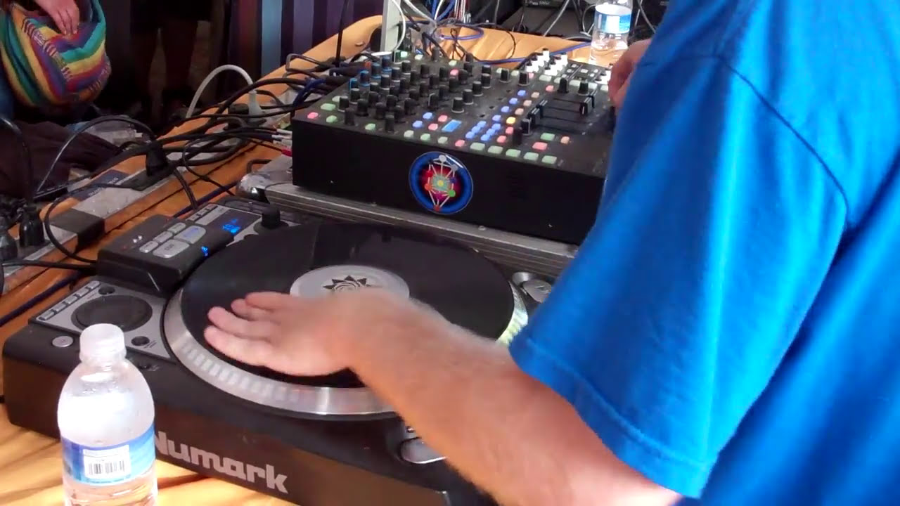 Dave Tipper skratching @ Seattle Hempfest - YouTube