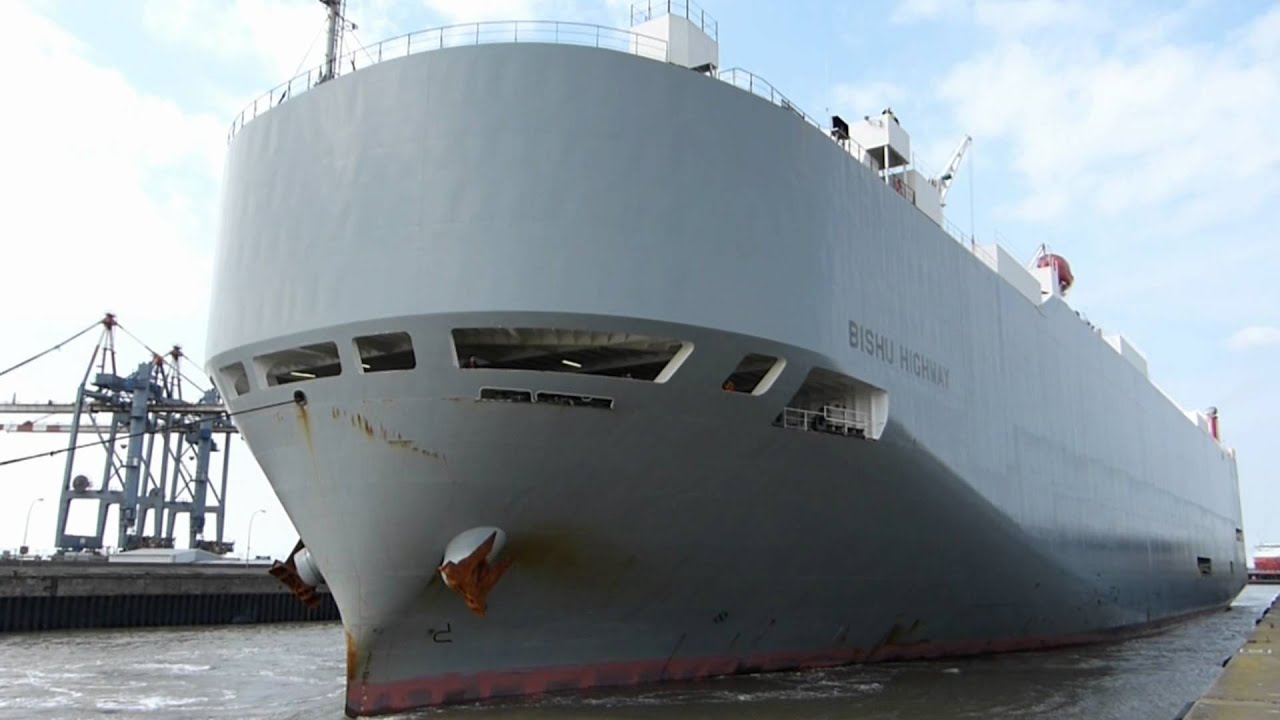 Car Carrier BISHU HIGHWAY Schleusung Bremerhaven - YouTube