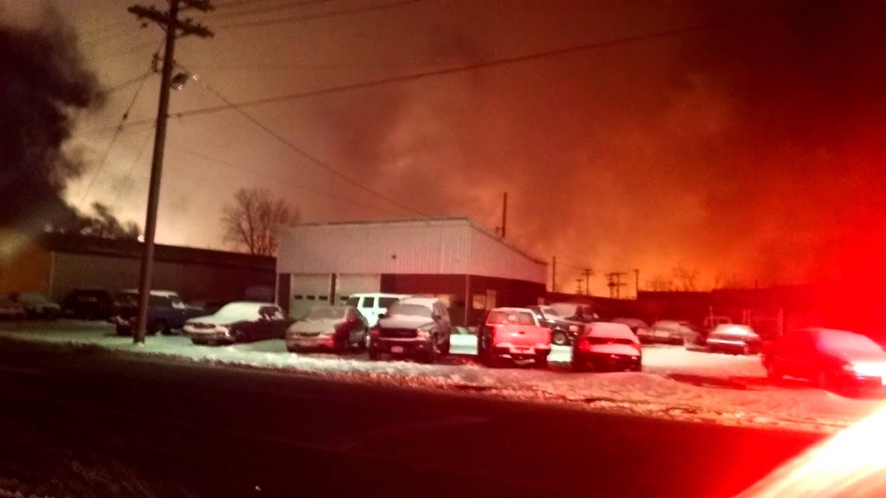 Fire at refinery - YouTube