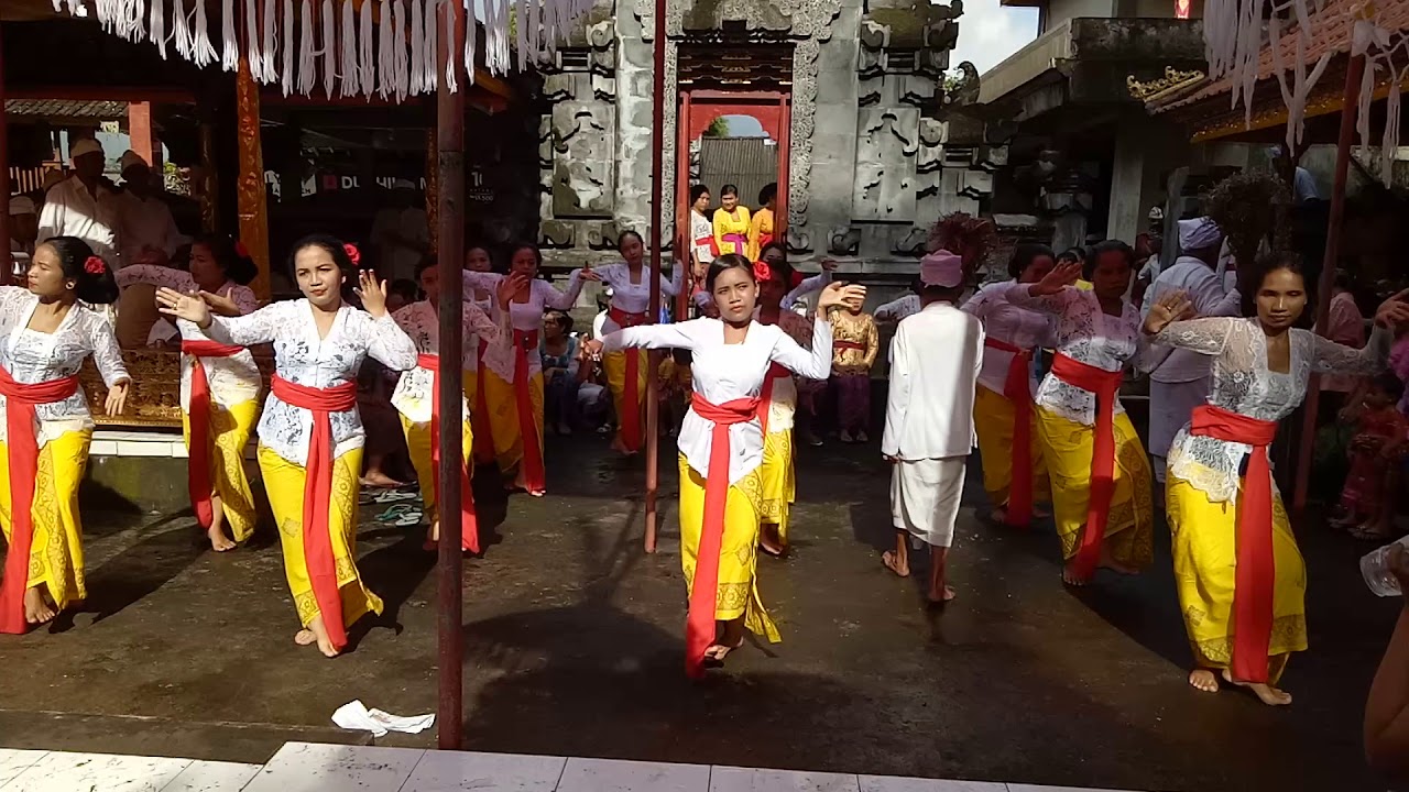 Tari rejang renteng abang karangasem 2018 - YouTube