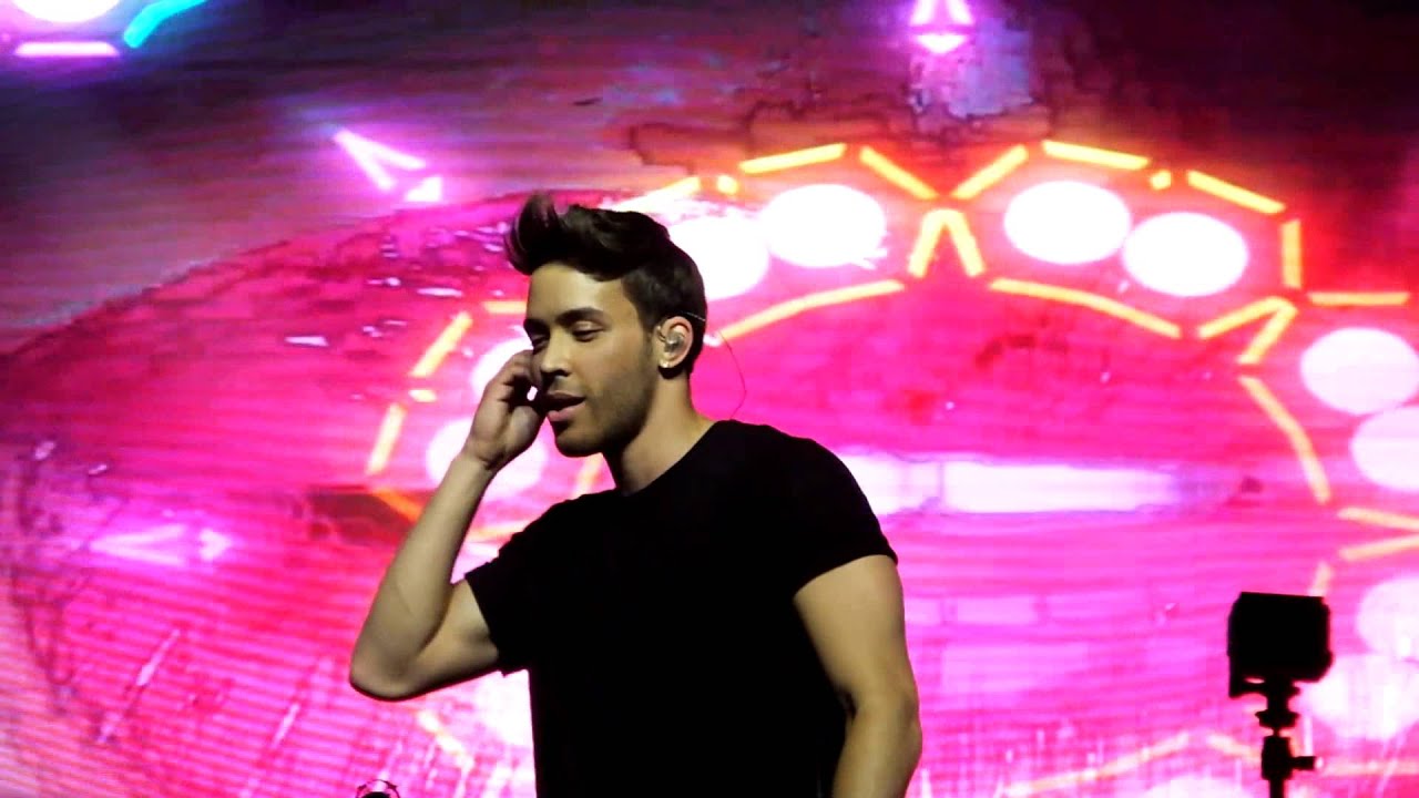 Prince Royce takes off shirt singing Back it up Live At Pal Mundo 2016 ...