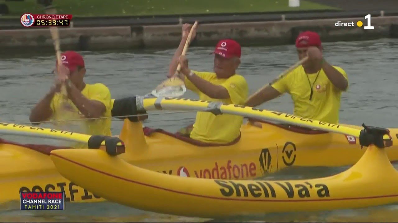 Albert Moux embarque sur la pirogue de son équipe Shell Va'a - YouTube