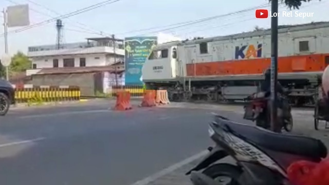 Perlintasan kereta api jpl 247 tulungagung - YouTube