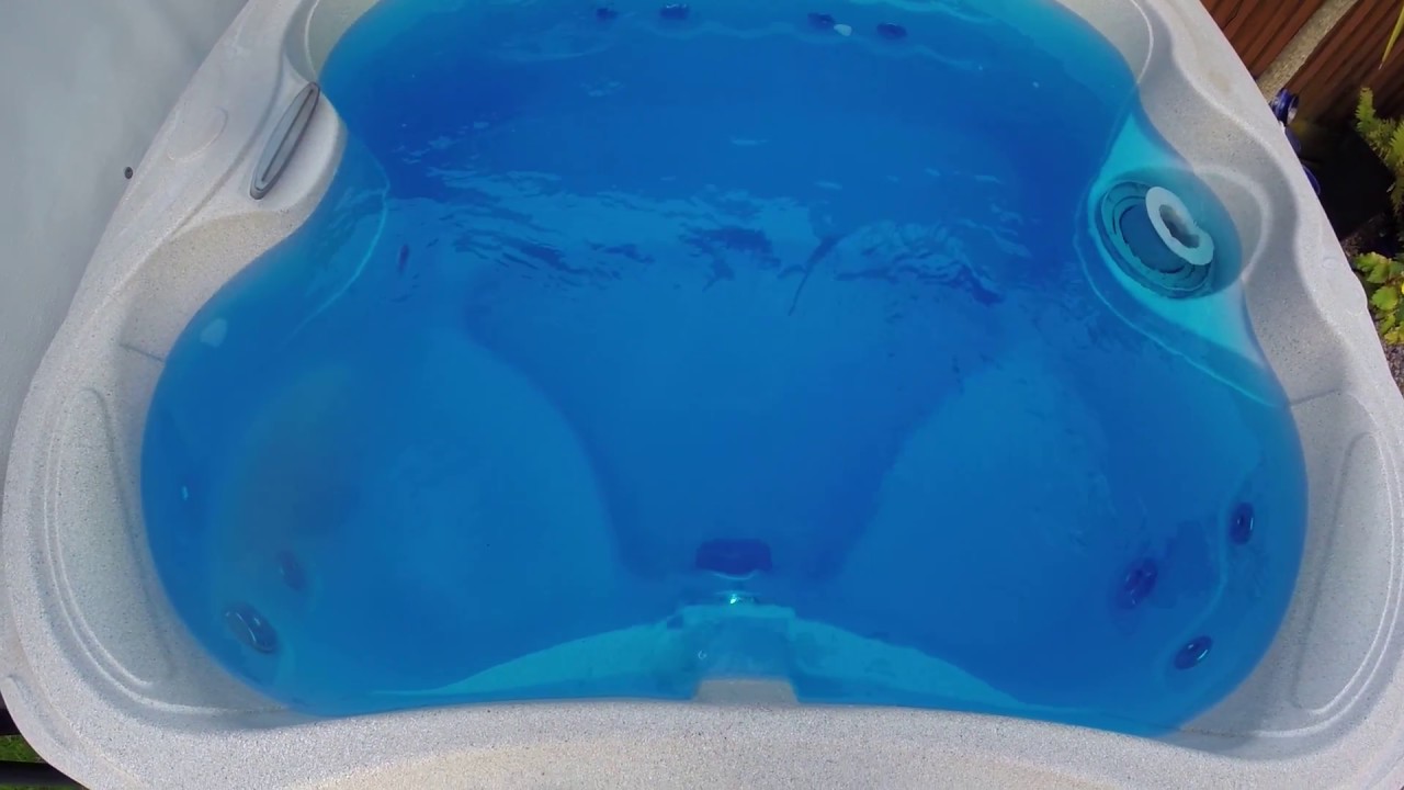 Party Pool Dye in a Hot Tub: Freeflow Spas, Cascina! - YouTube