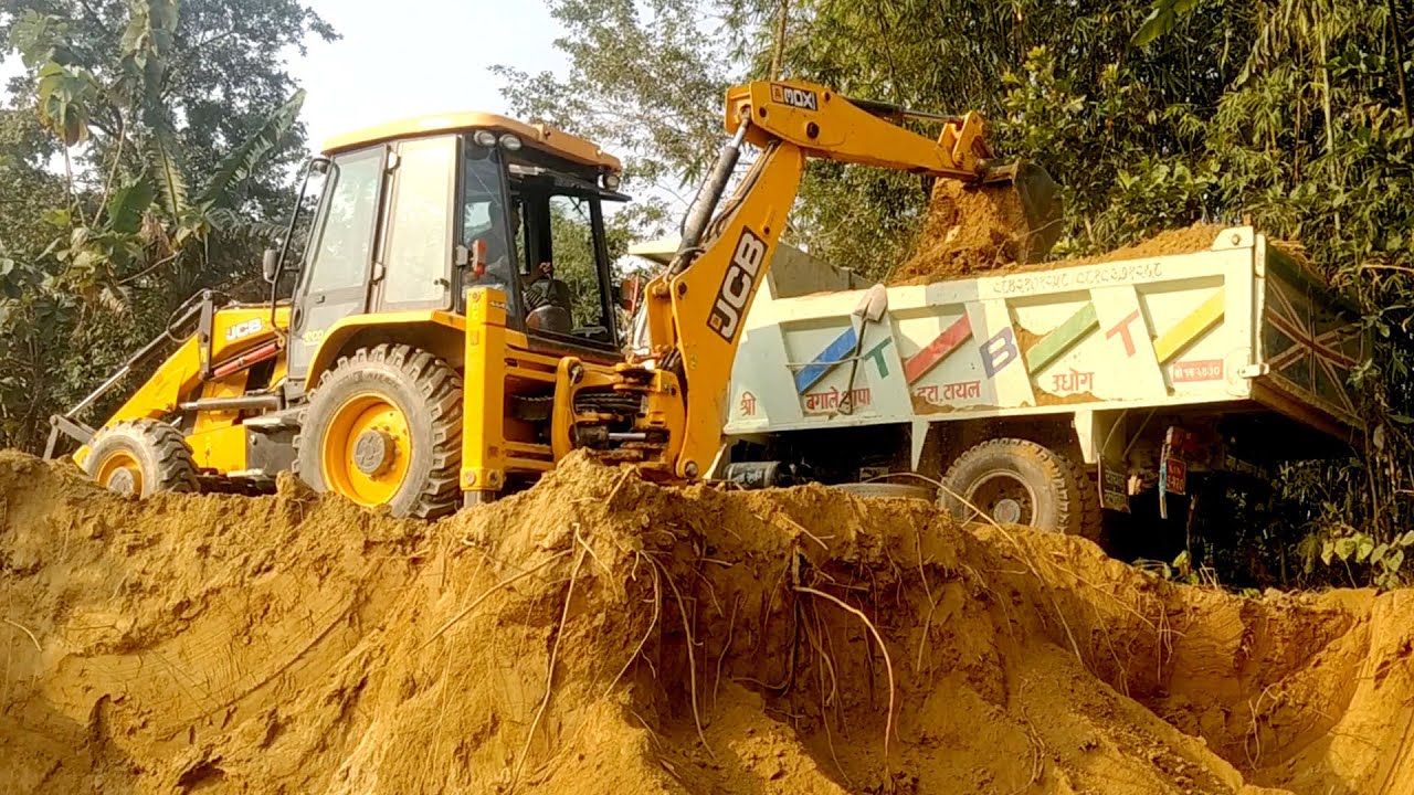 Taking soil to make bricks - JCB Backhoe Loader - Loading Mud in Dump ...