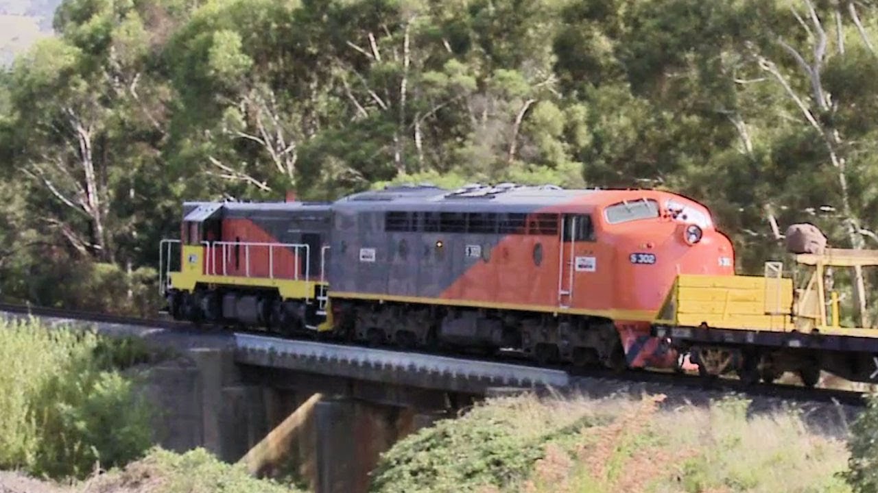Australian EMD Diesel Locomotives T342 & S302 With Rail Reclamation ...