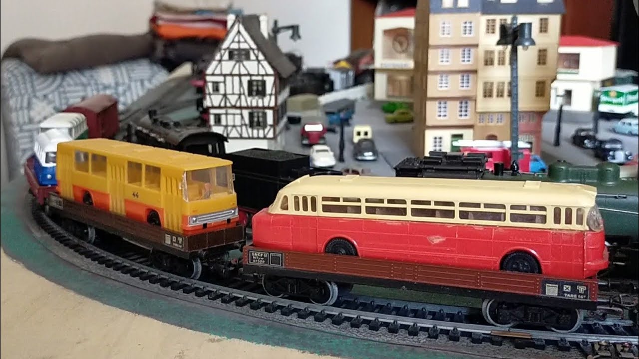 Brunel City's new buses delivered by train with the Piko DR BR64 ...