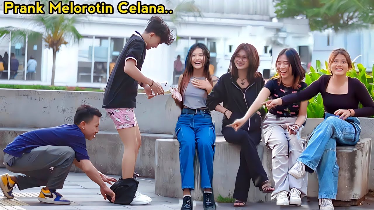 KOMPILASI PRANK MELOROTIN CELANA DI DEPAN CEWEK.. - YouTube