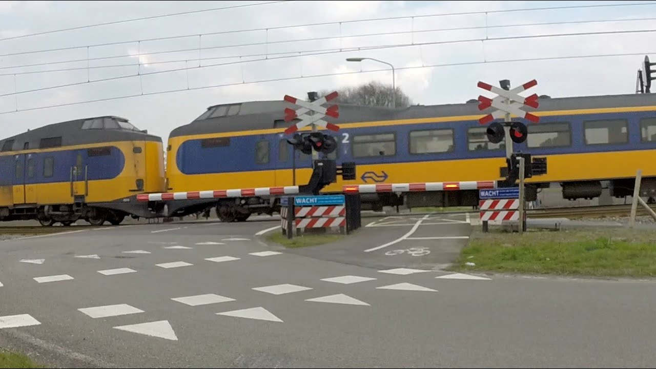 Spoorwegovergang Hooghalen // Dutch railroad crossing - YouTube