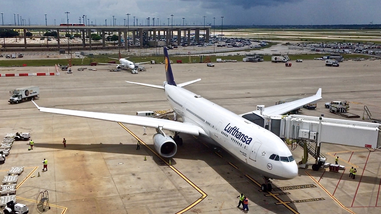 Dallas/Fort Worth (DFW) Spotting – Qantas/Alaska – Boeing 777-200 ...