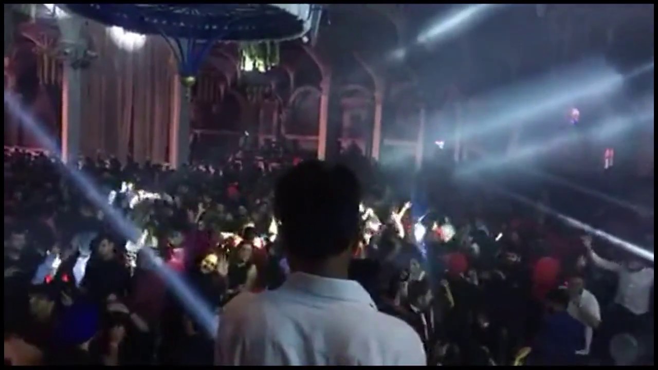 DJ Dhruv spinning @ MakeMyTrip Concert - YouTube