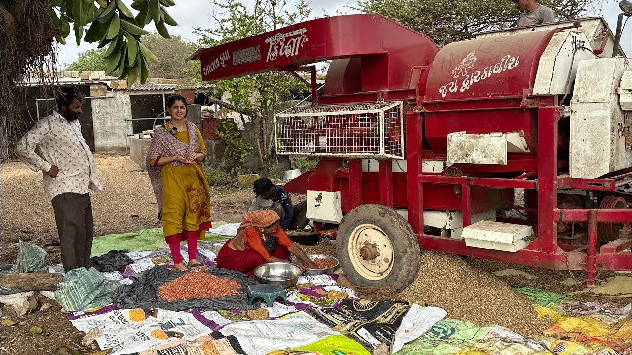 Mungfali ke seeds ready kar rahe hai machine me - YouTube