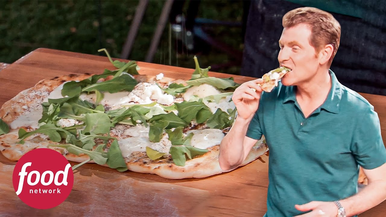 Bobby prepara su pizza "Bianca" asada | La parrilla de Bobby Flay ...