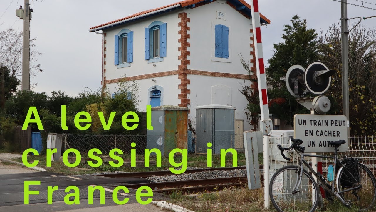 A level crossing in France. - YouTube