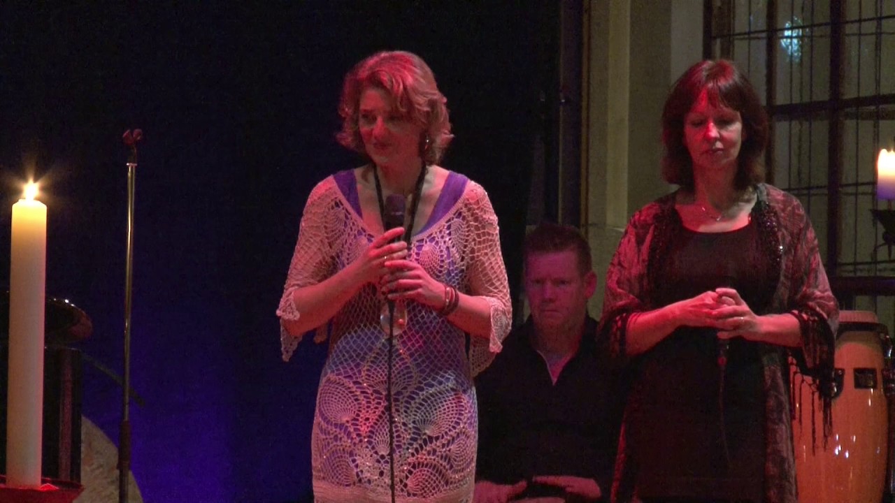 Lokah Samasta door Simone Awhina & Ellen Popma - YouTube