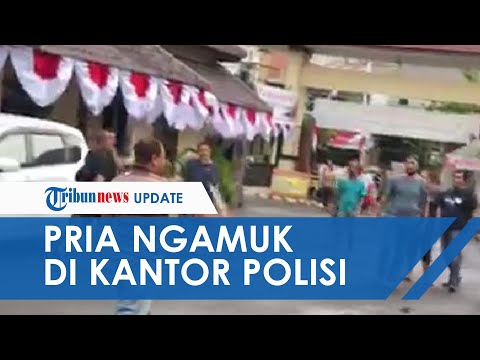 Viral Video Detik-Detik Pria Bersenjata Tajam Tantang Petugas yang Mengepungnya di Kantor Polisi