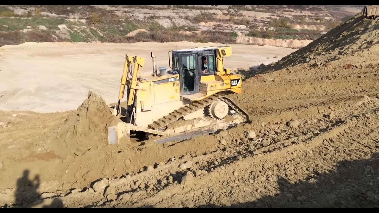 Caterpillar D7R2 XR Dozer In Hurd Work - YouTube