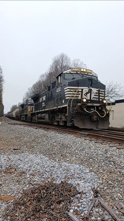 Power DUO "Strollin thru X-ing" Very LONG BLAST! Norfolk Southern #4032 - #153 @rider22 - YouTube
