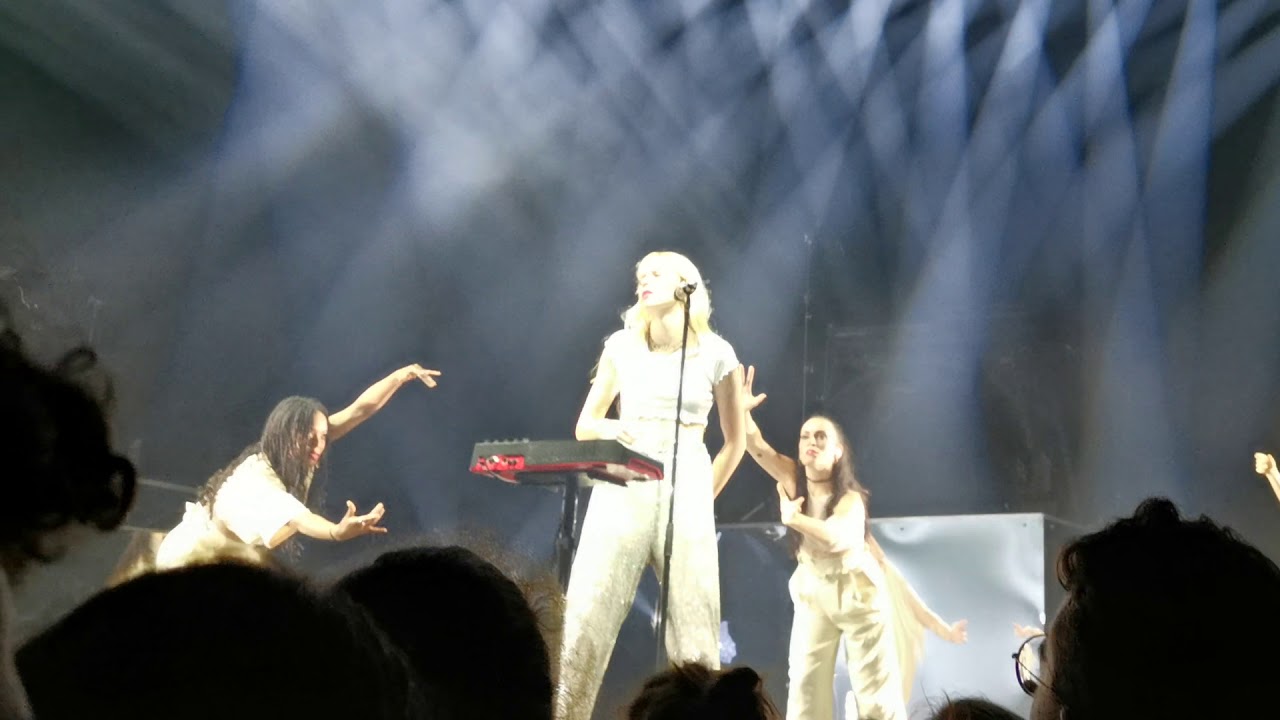 Flou Angèle 22/05/2019 Zénith Montpellier - YouTube