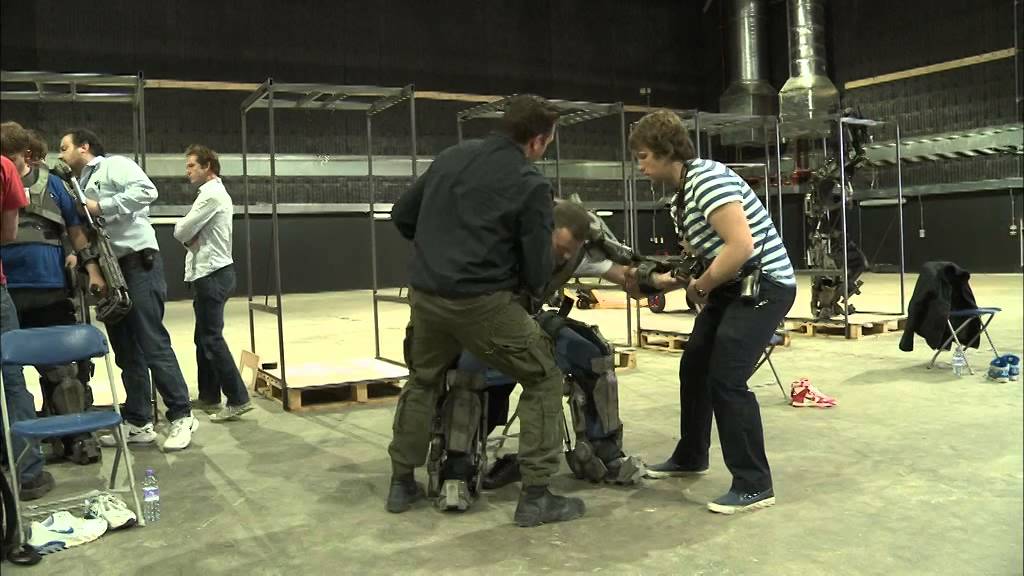 Edge of tomorrow "weapons of the future" part 2 - YouTube