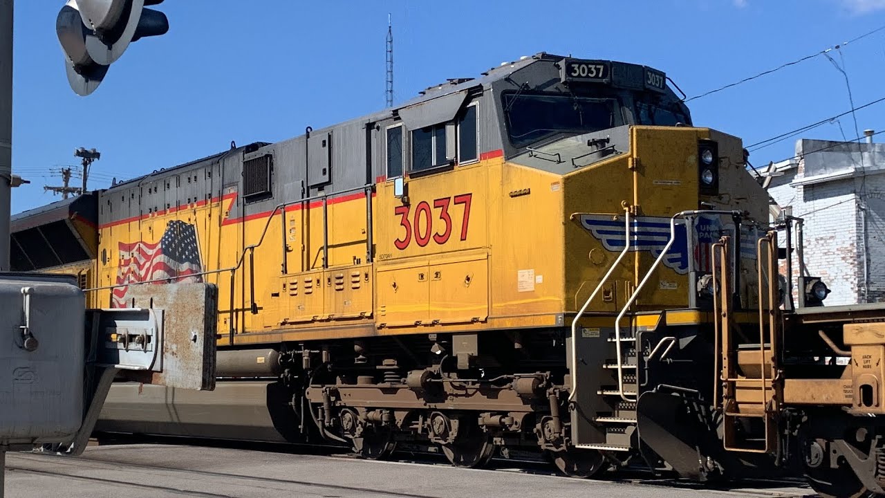 CSX I191-09 with UP SD70AH-T4 Trailing - YouTube