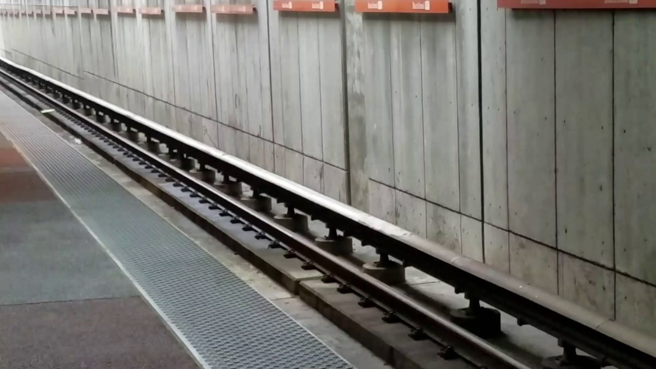 MARTA Red Line Train at Buckhead Station Departs with Sparks!!! - YouTube