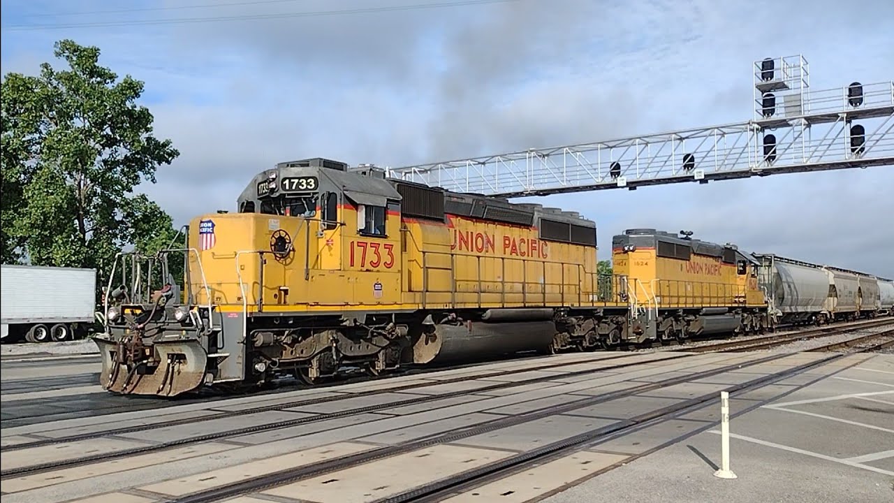 Union Pacific SD40N 1733 east at Franklin Park, Illinois on June, 11 ...