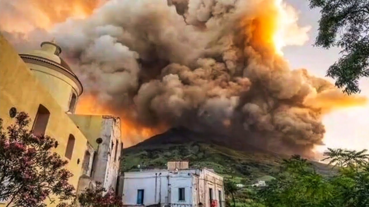 Mount Stromboli Volcano Erupted Today, Pyroclastics Avalanche, Italy ...
