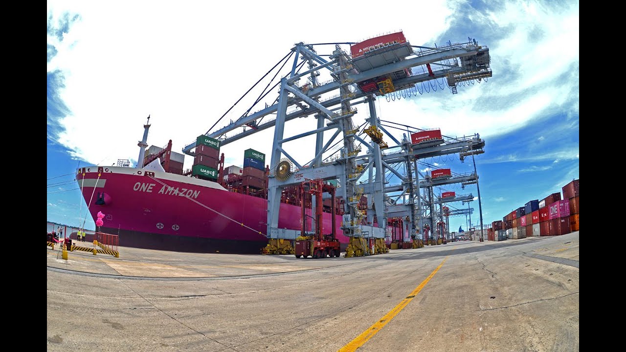 Llegada al puerto de Montevideo del buque Amazon, de la naviera ONE ...