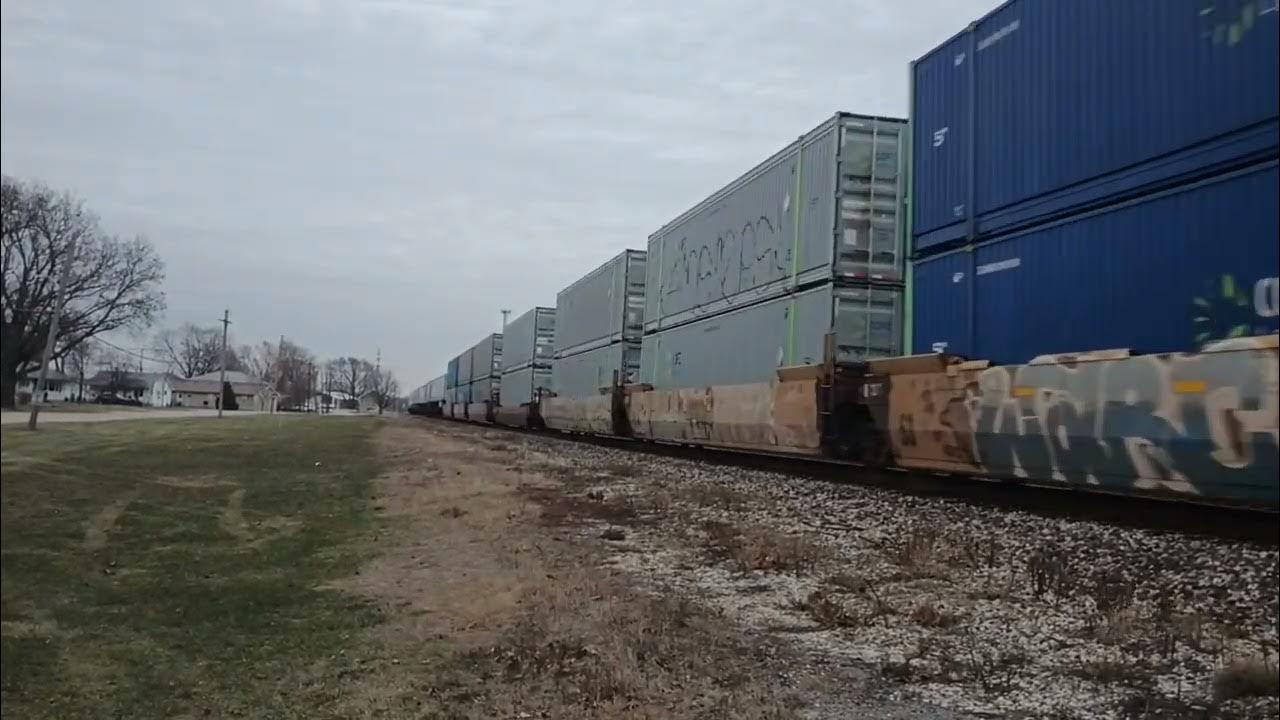 BNSF 6098 races through Downtown Mazon, IL - YouTube