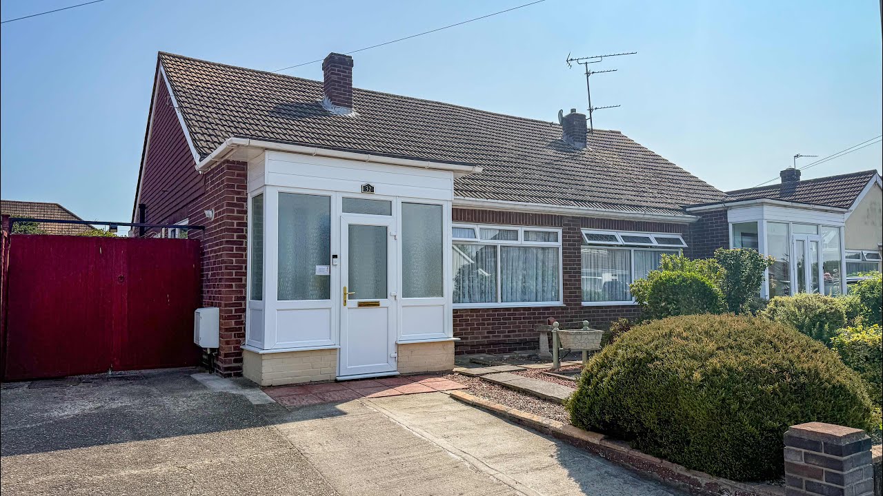 BEAUTIFUL BUNGALOW IN POPULAR GREAT CLACTON AREA - YouTube