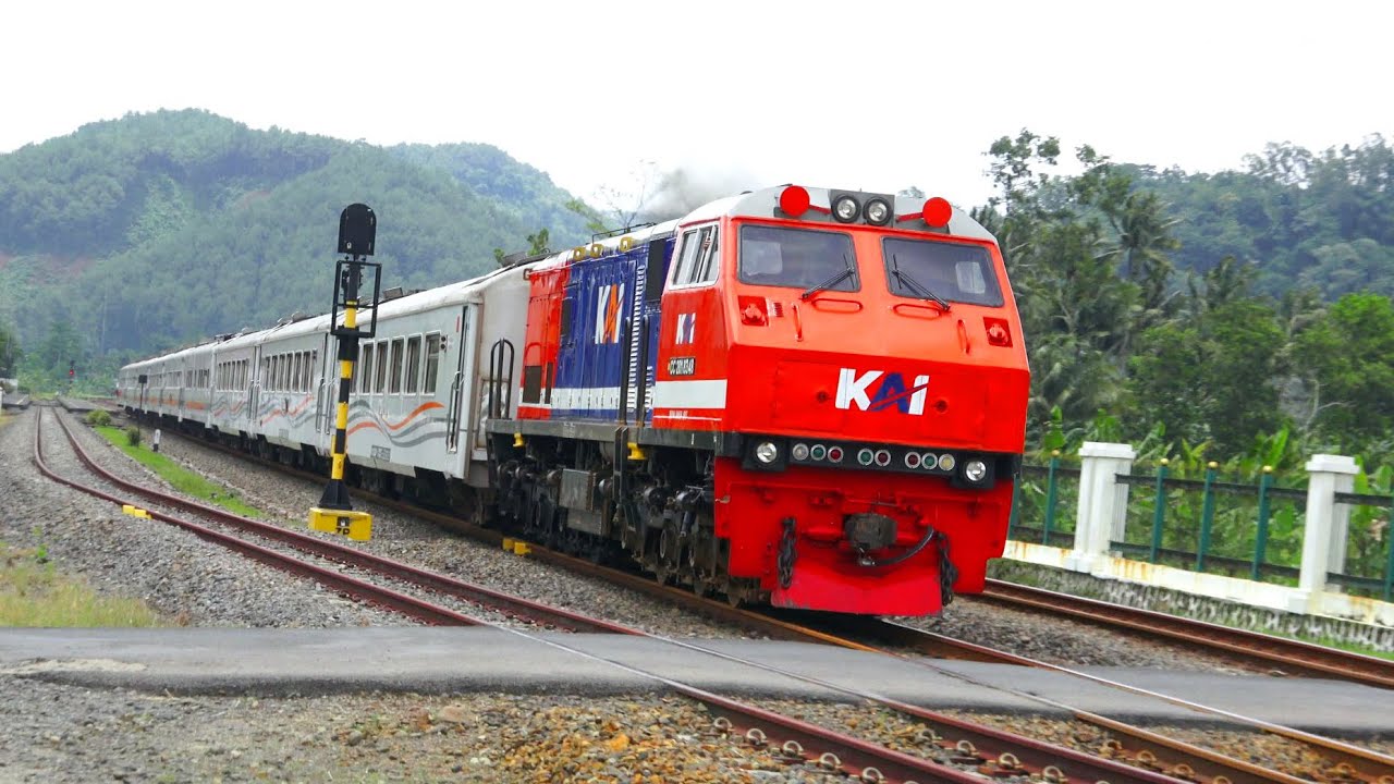 KERETA WARNA WARNI‼️ KOMPILASI 3 LOKOMOTIF MERAH BIRU, PUTIH BIRU ...