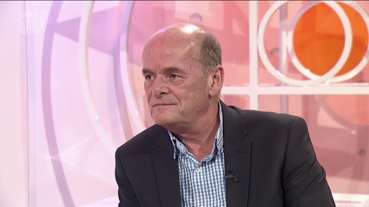 Pen ar y bloc - Vaughan Roderick - YouTube