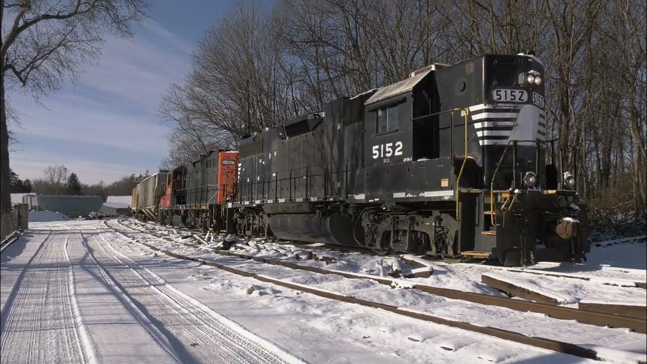Youngstown and Southeastern train in the snow IBCX 5152 ex NS GP38-2 highhood - YouTube