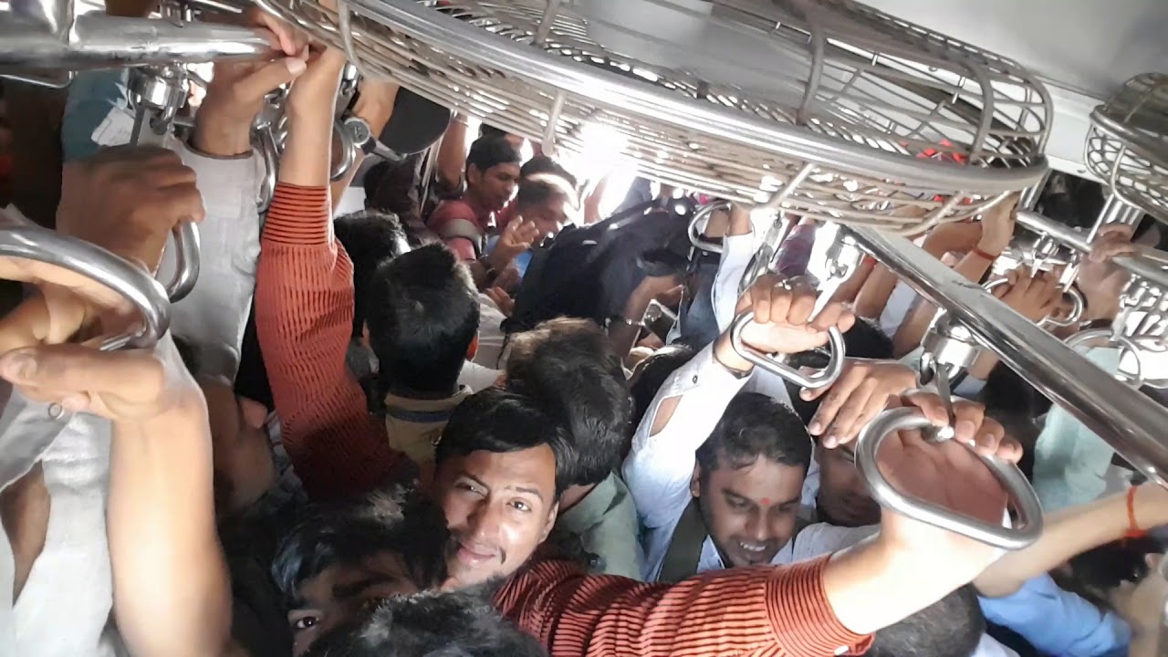 Fighting in Mumbai local train - YouTube