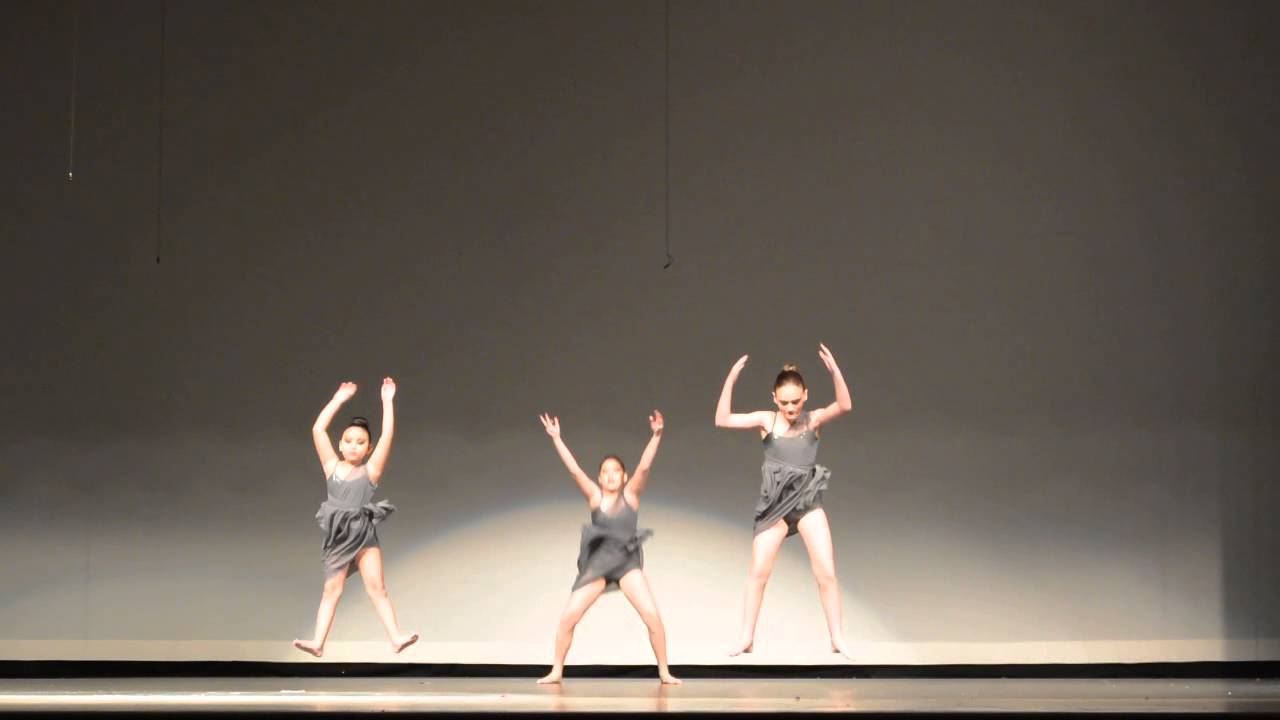 Maya's first dance recital - YouTube