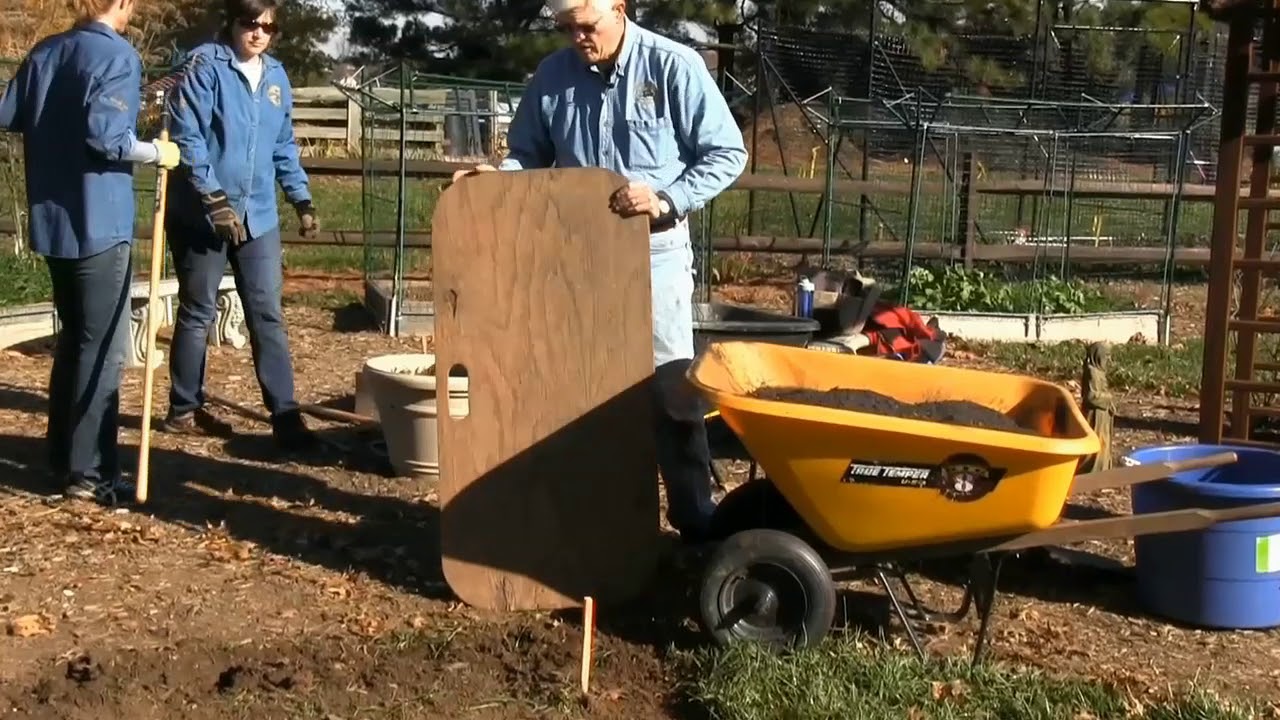 Double Digging a New Garden bed - YouTube