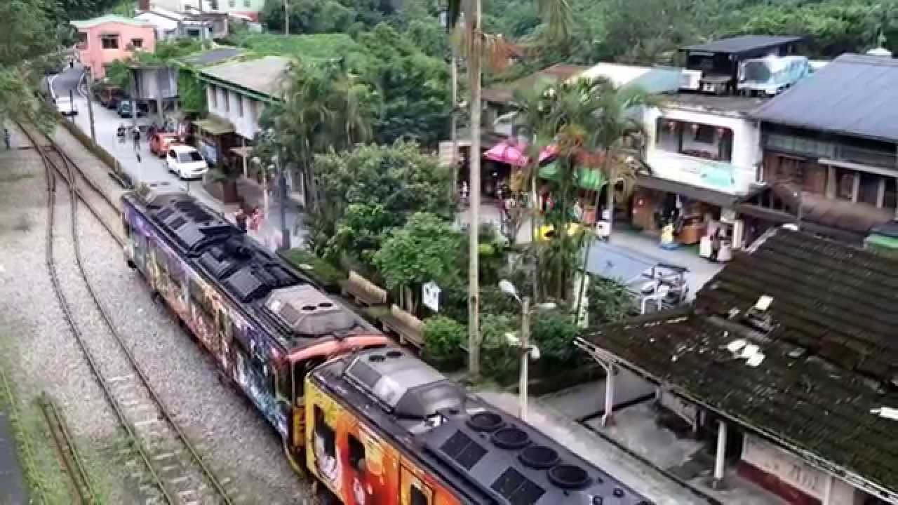 Train departing Jingtong Station (Pingxi Branch Line) - YouTube
