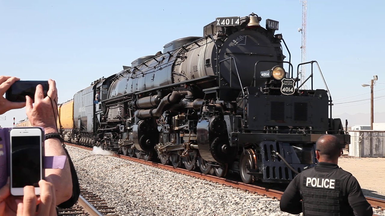 Big Boy blowing whistle in Niland, CA - YouTube